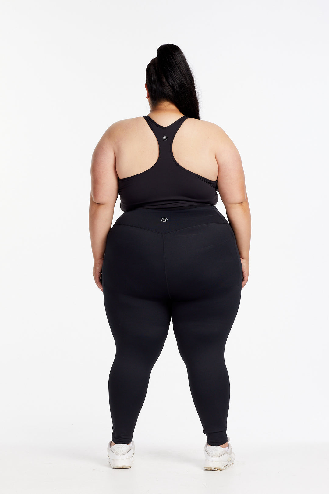 PERFORMANCE RACERBACK CROP SINGLET ONYX – HINE COLLECTION